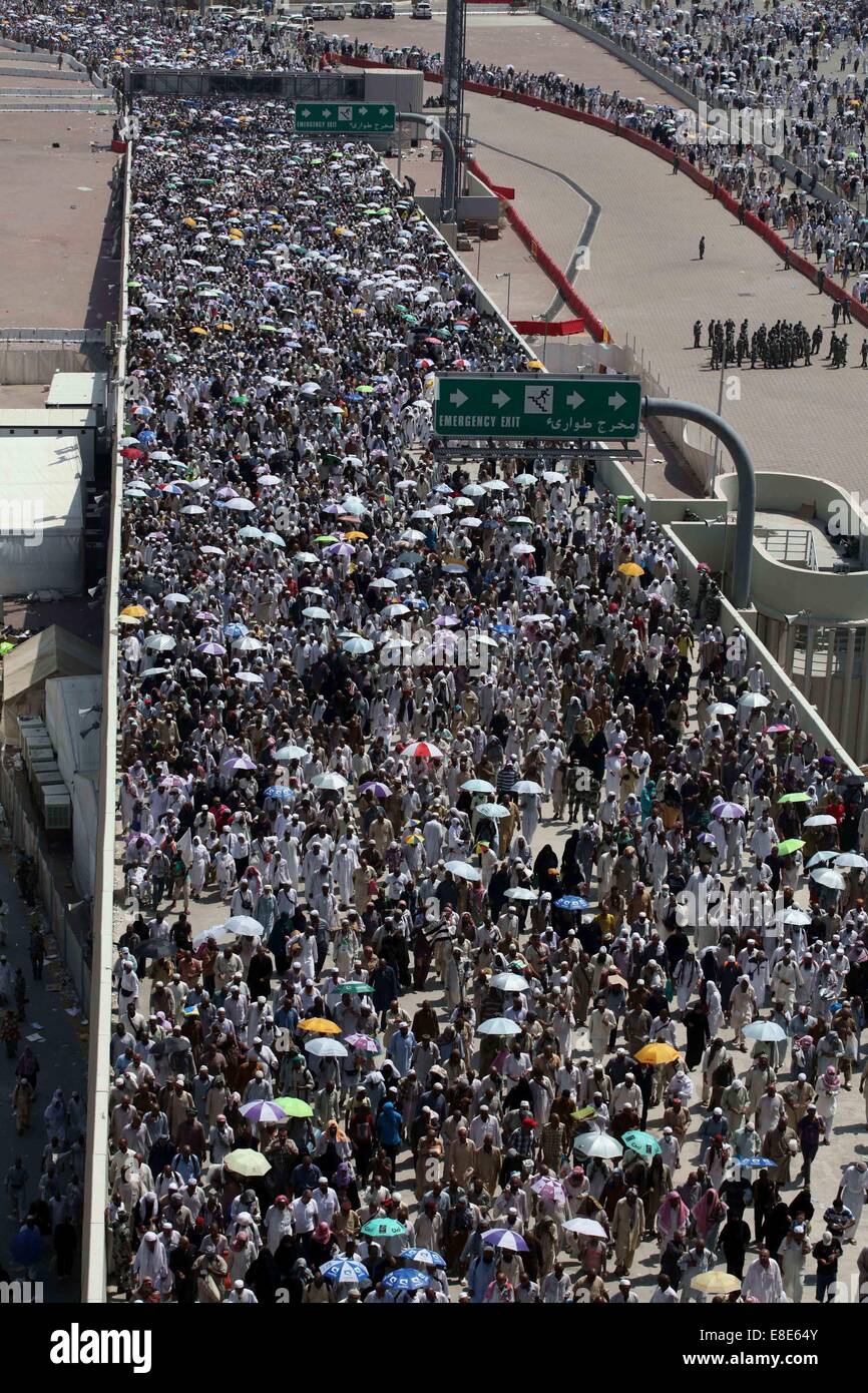 Hajj pilgrims mina hi-res stock photography and images - Alamy