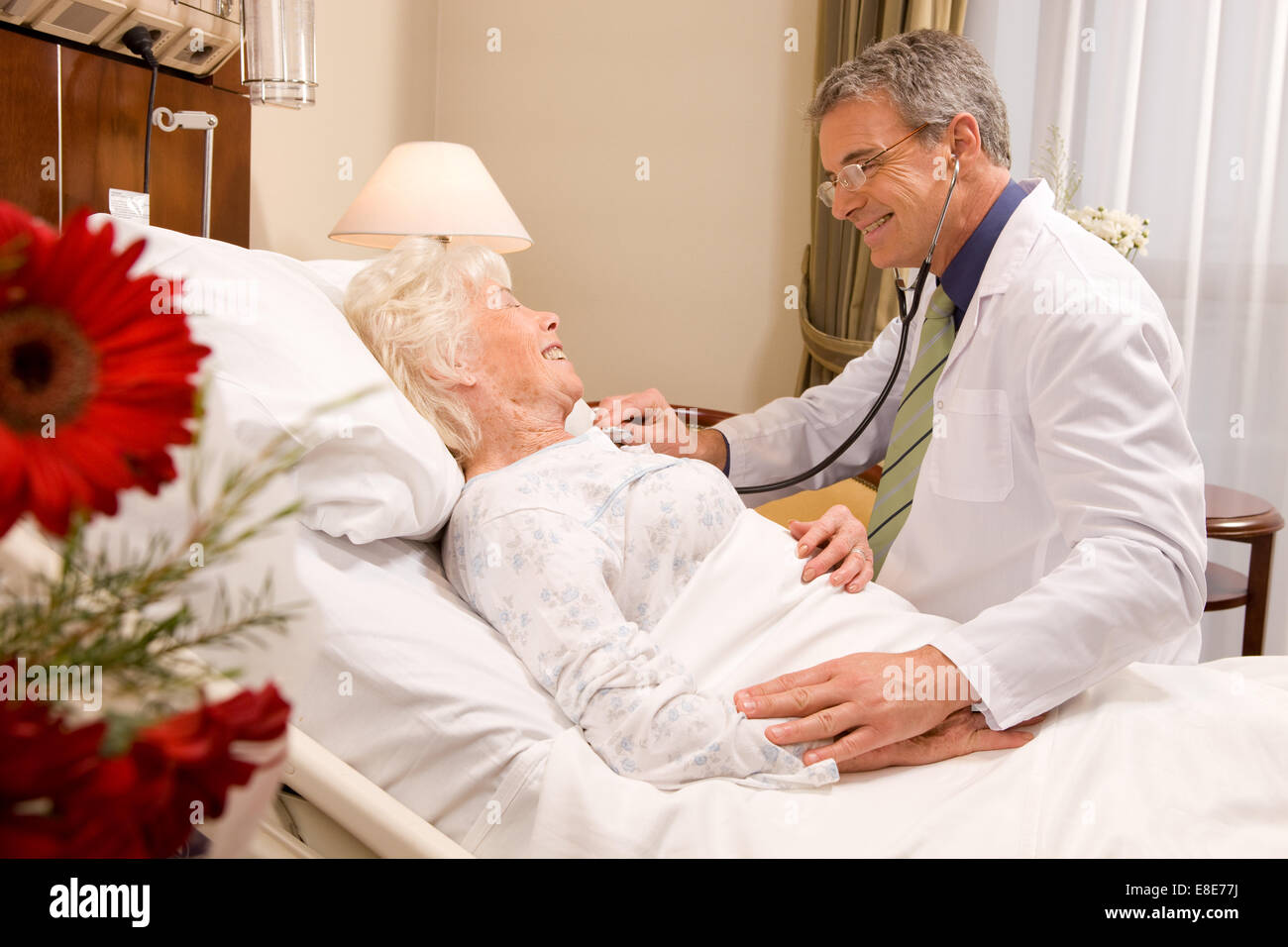Doctor elderly patient britain hi-res stock photography and images - Alamy