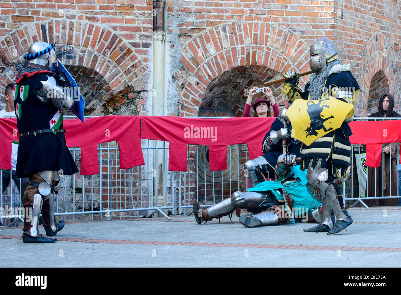 Enthusiasts of the old knights show their costumes and skills in a duel ...