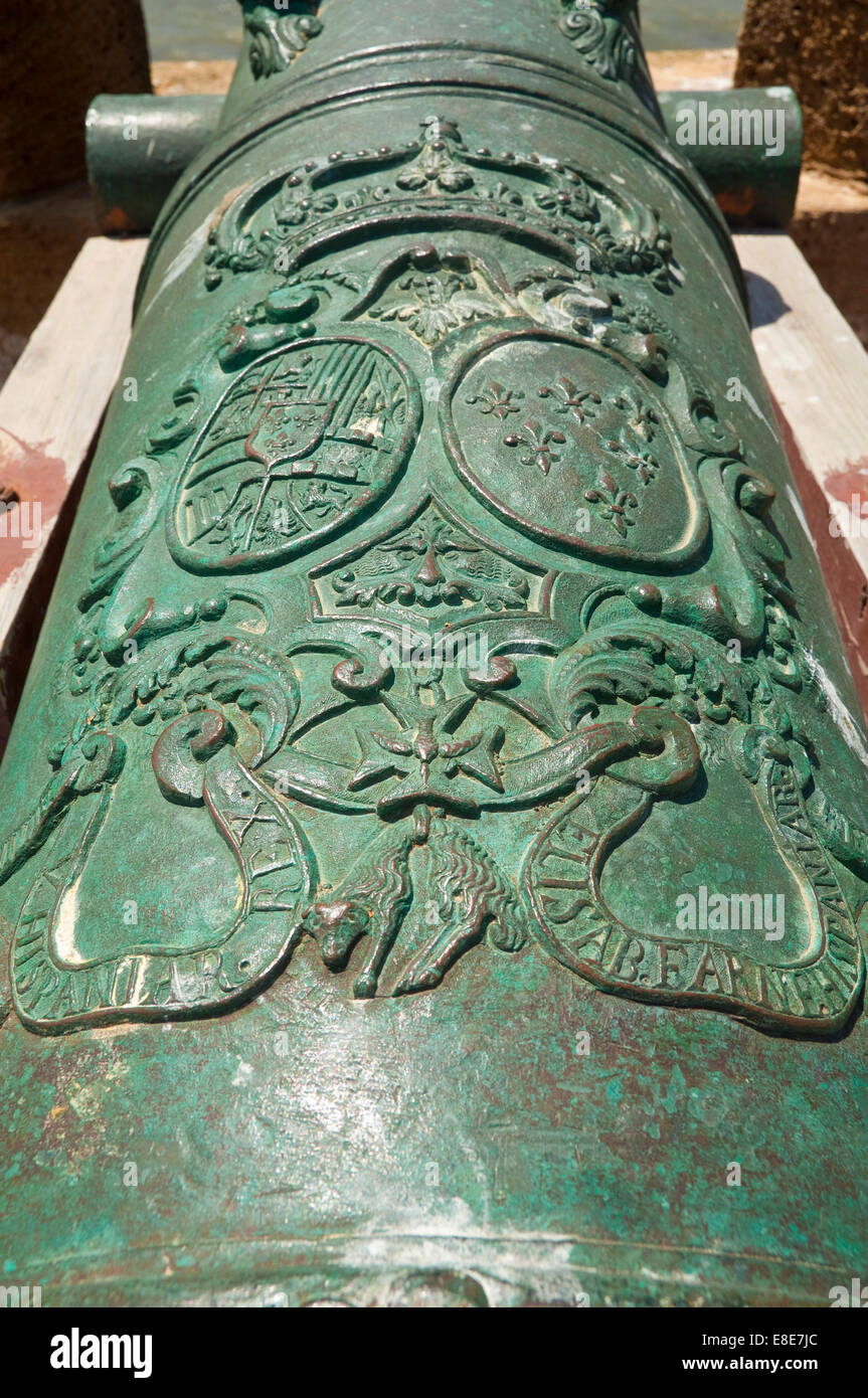 Old canons in front hi-res stock photography and images - Alamy