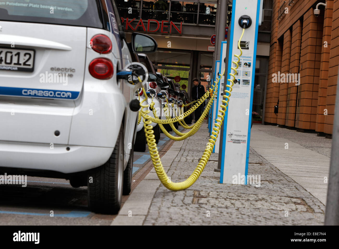 E charging station hi-res stock photography and images - Alamy