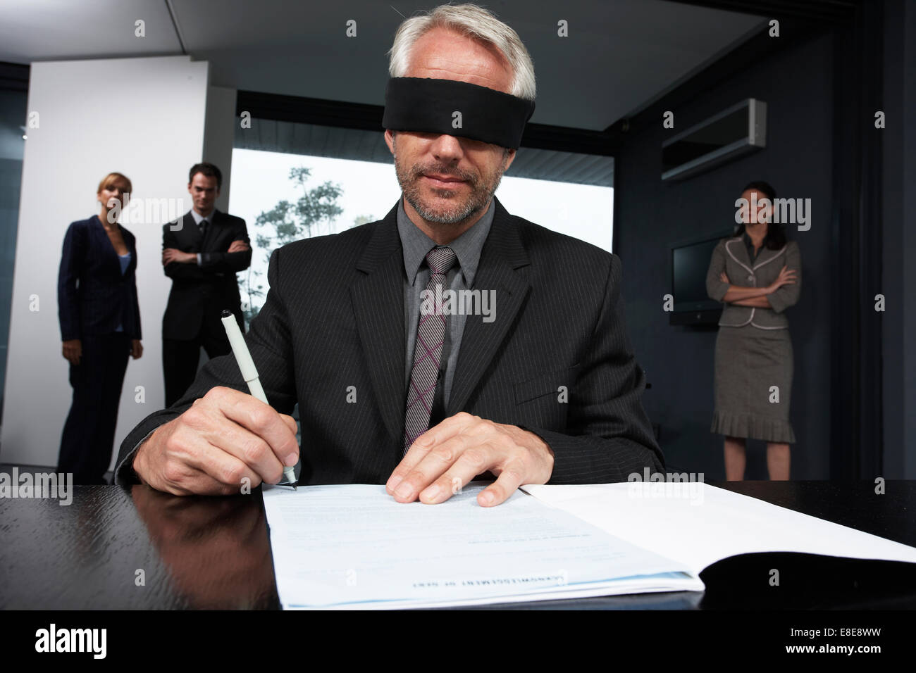 Signing a contract hi-res stock photography and images - Alamy