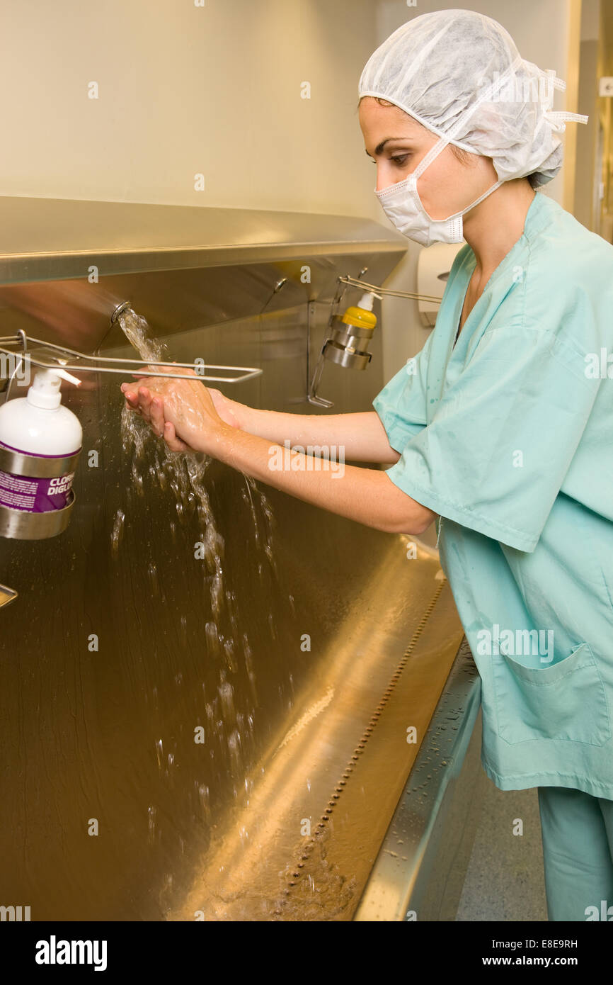 Surgeon washing up hi-res stock photography and images - Alamy