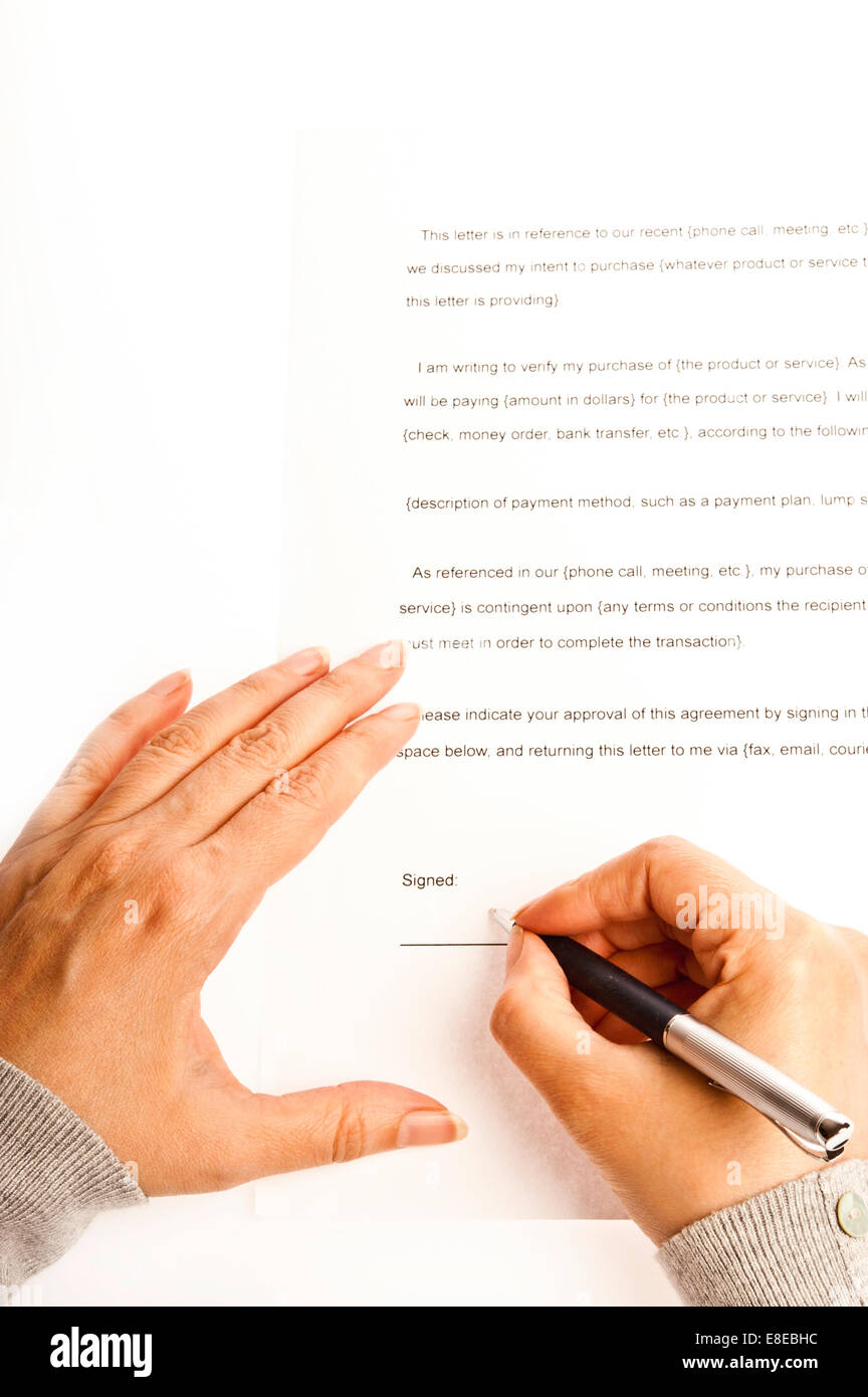 woman hand signing a contract Stock Photo - Alamy