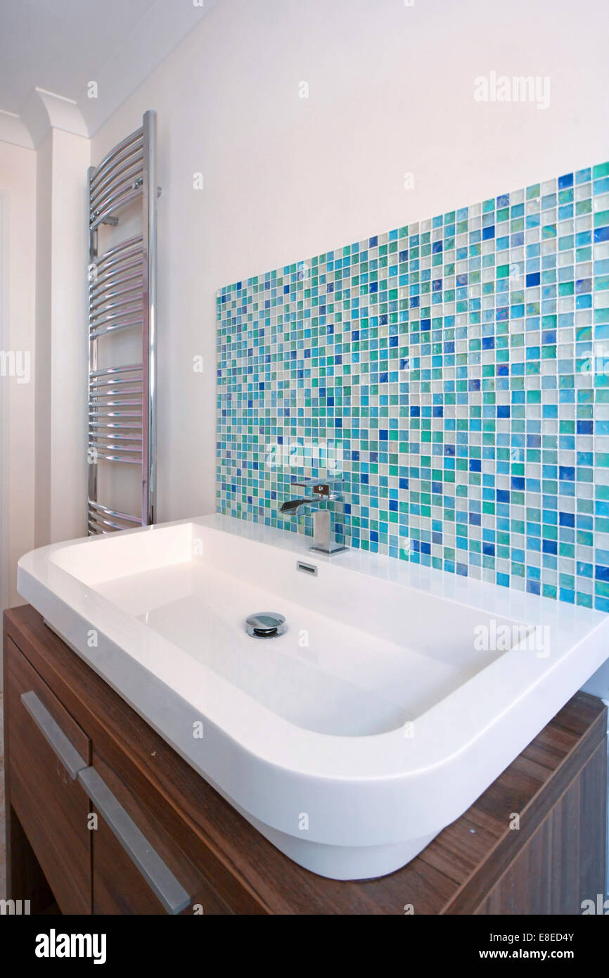 Wash basin towel High Resolution Stock Photography and Images - Alamy