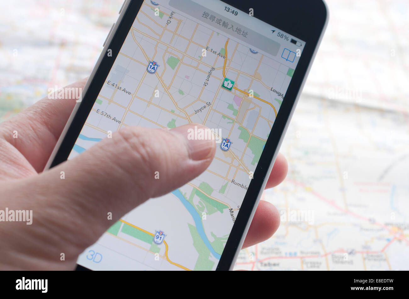 Smartphone map hand hi-res stock photography and images - Alamy