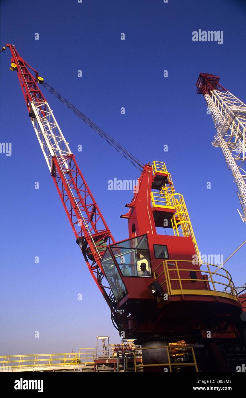 Semisubmersible oil rig hi-res stock photography and images - Alamy