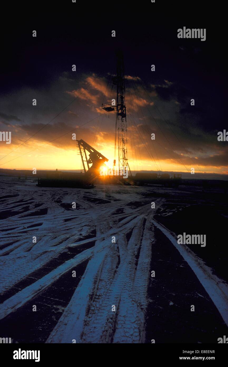 Remote oil well site hi-res stock photography and images - Alamy