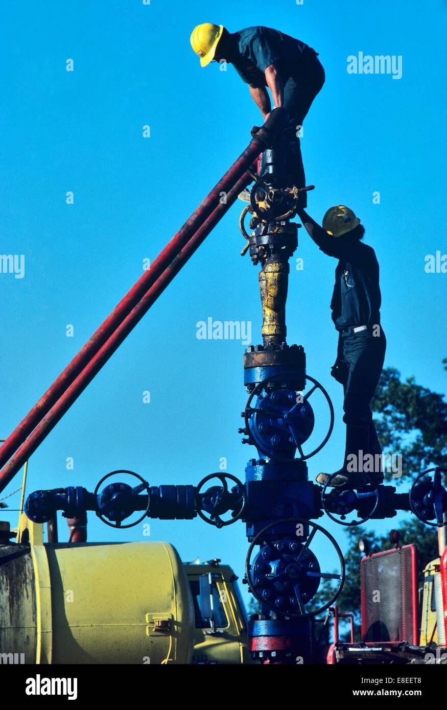 Wellhead and valves hi-res stock photography and images - Alamy