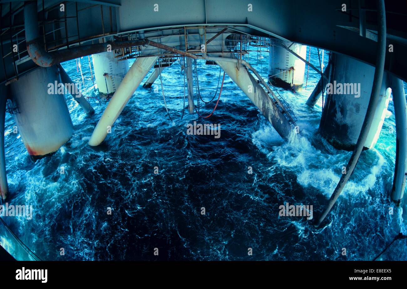 Semisubmersible rig hi-res stock photography and images - Alamy