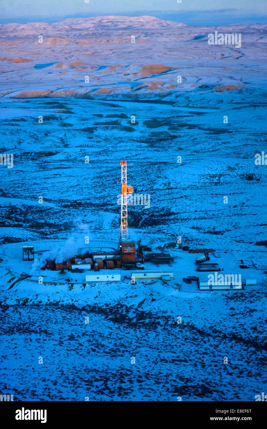 Remote oil well site hi-res stock photography and images - Alamy