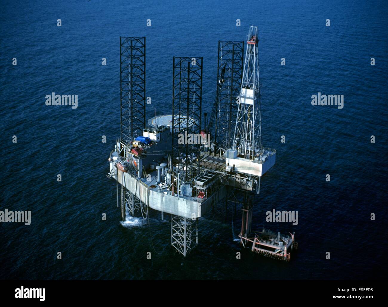 Oil rig jacket hi-res stock photography and images - Alamy