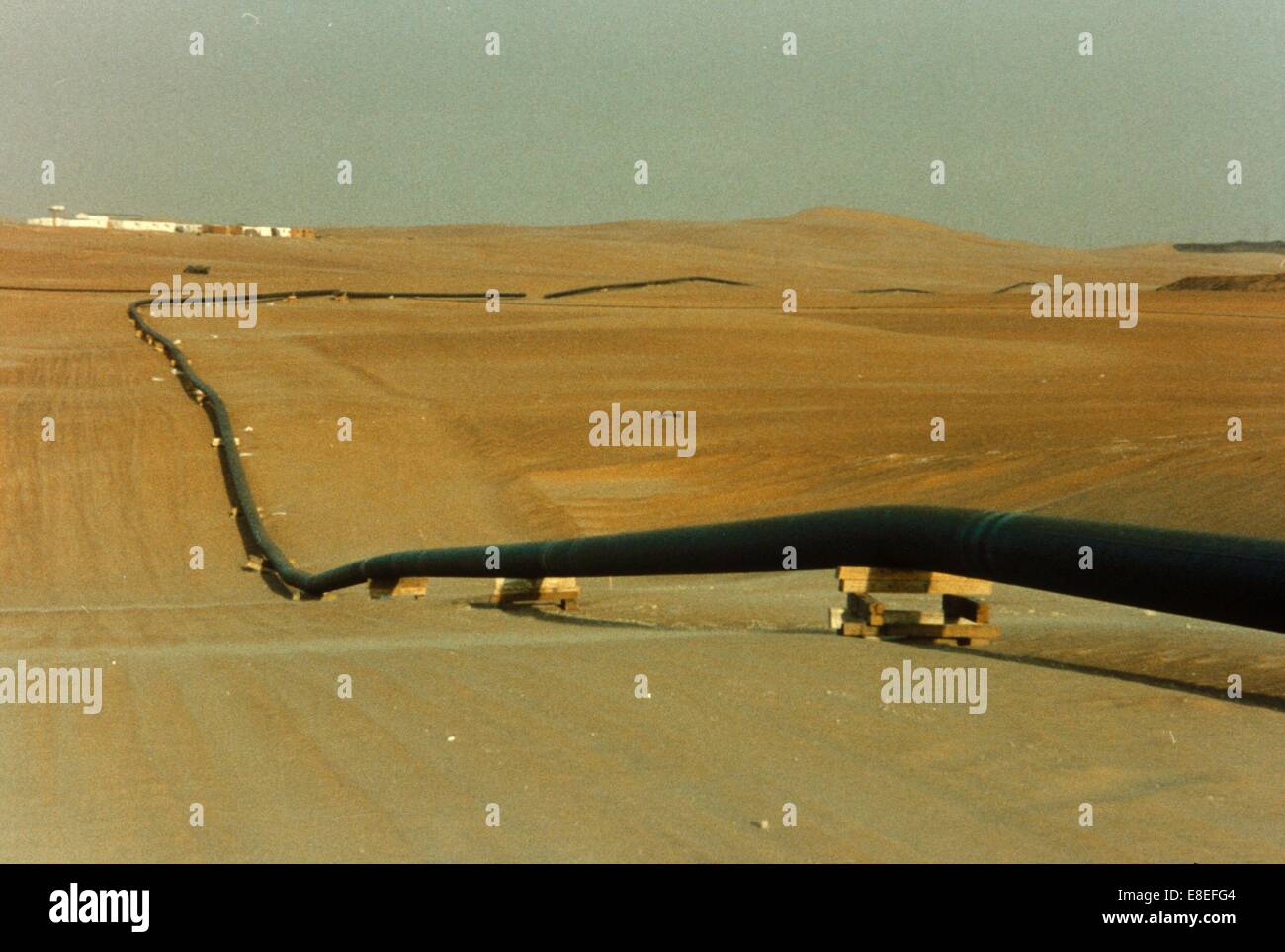 Pipeline valve desert hi-res stock photography and images - Alamy