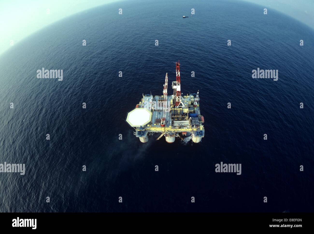 Semisubmersible oil rig hi-res stock photography and images - Alamy
