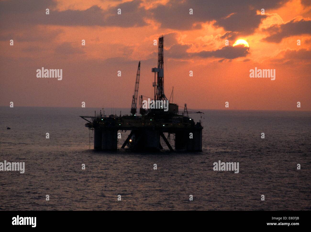 Offshore deepwater drilling hi-res stock photography and images - Alamy