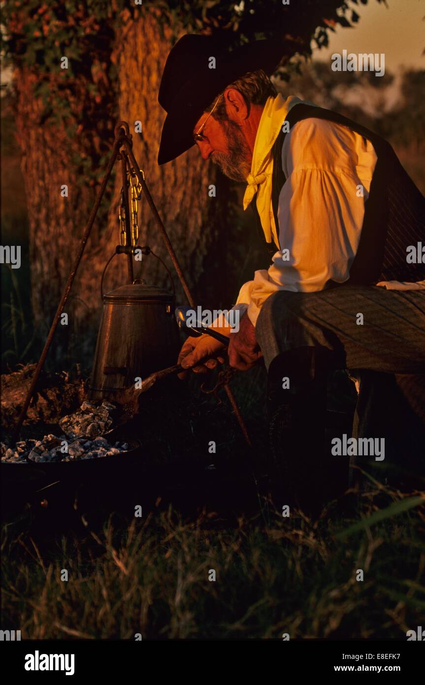 Cowboy cooking fire hi-res stock photography and images - Alamy