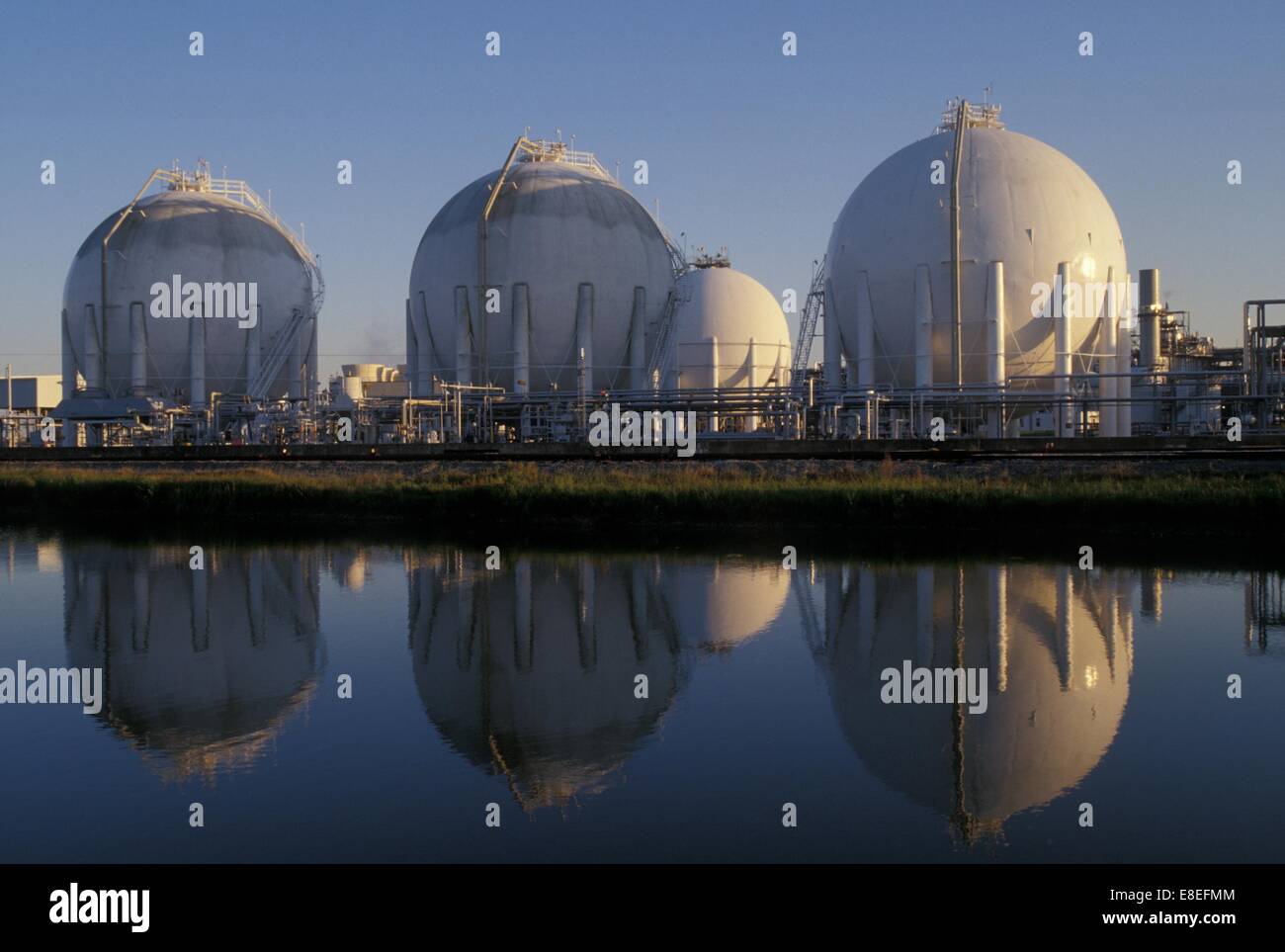 Oil refinery spherical storage tanks hi-res stock photography and ...