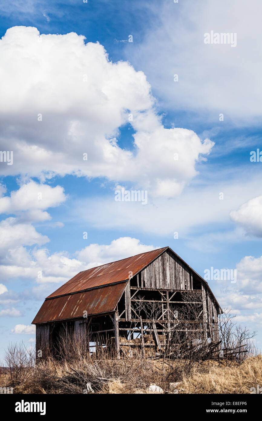 Old abandoned rusty old barn hi-res stock photography and images - Alamy