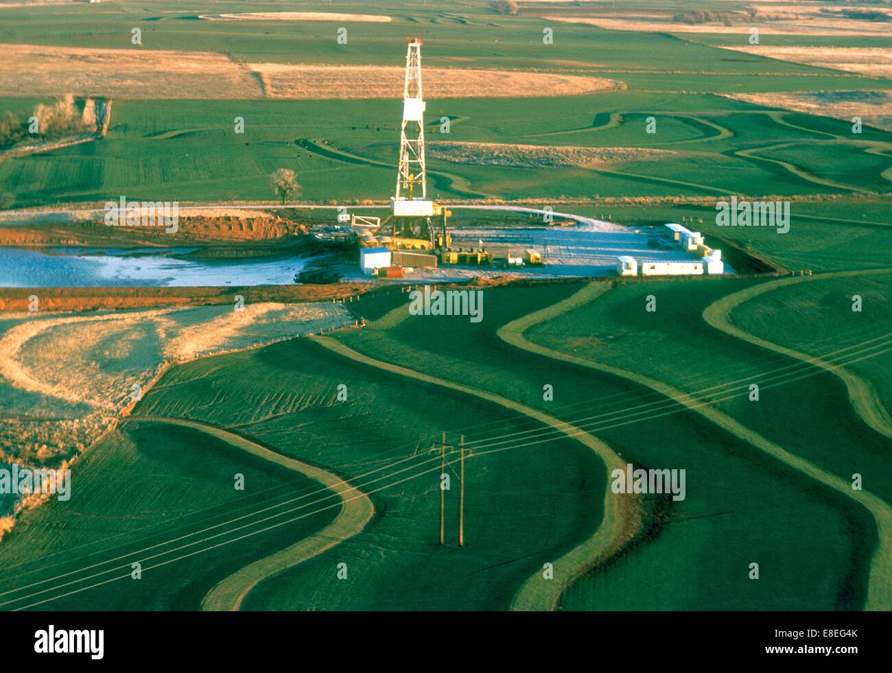 Remote oil well site hi-res stock photography and images - Alamy