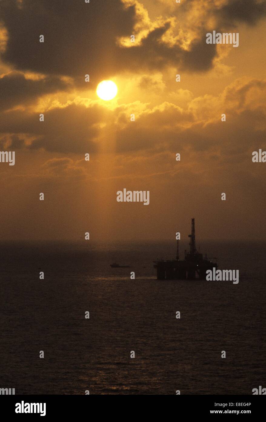 Deepwater drill rig hi-res stock photography and images - Alamy