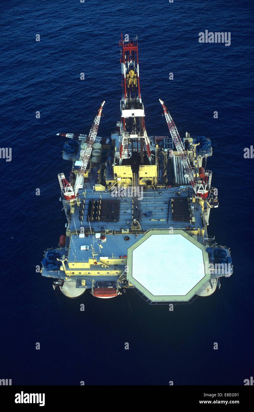 Semisubmersible oil rig hi-res stock photography and images - Alamy