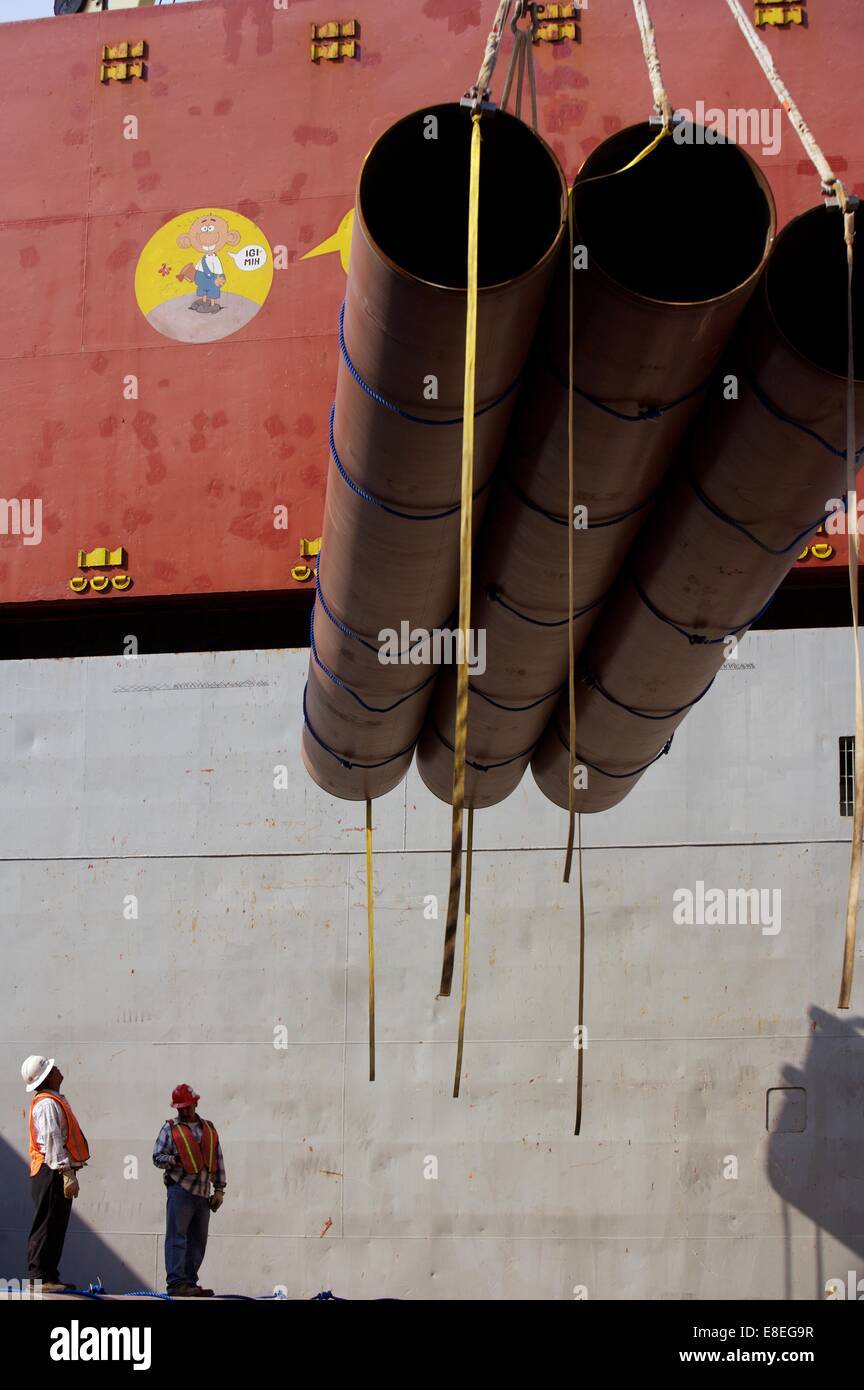 Shipment workers hi-res stock photography and images - Alamy