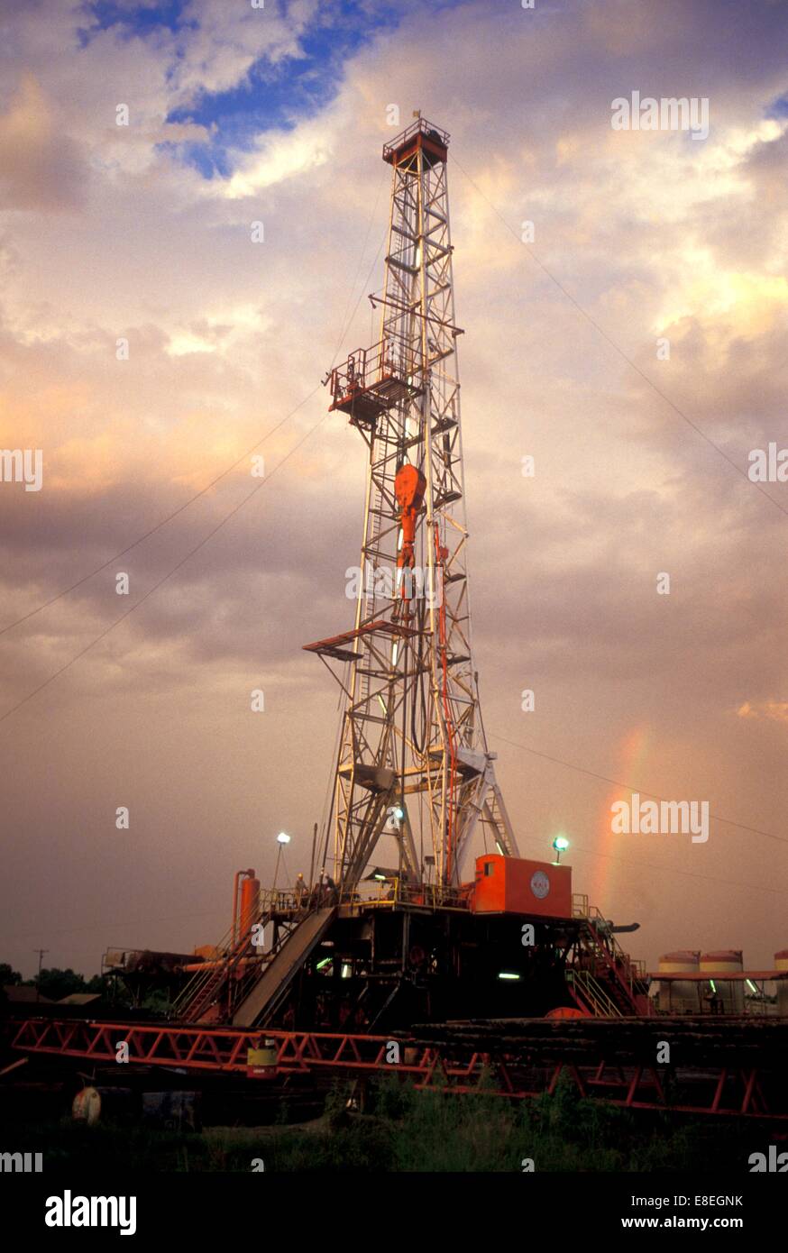 Onshore oil rig hi-res stock photography and images - Alamy