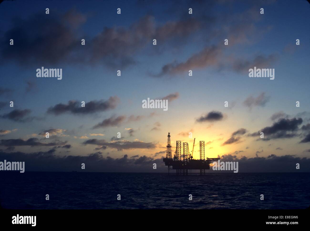 Oil rig sunset gulf hi-res stock photography and images - Alamy