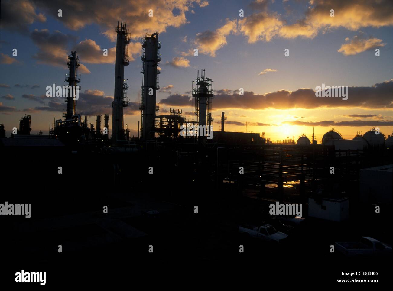 Industry refinery silhouette storage hi-res stock photography and ...