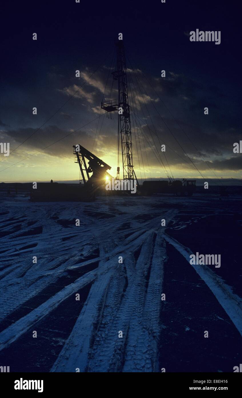 Remote oil well site hi-res stock photography and images - Alamy