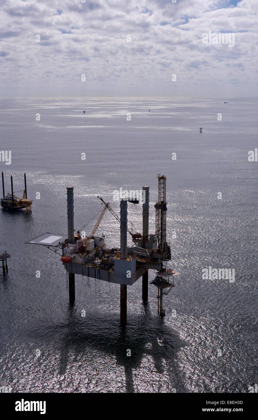 Offshore Oil Drilling Rig Cantilever High Resolution Stock Photography ...
