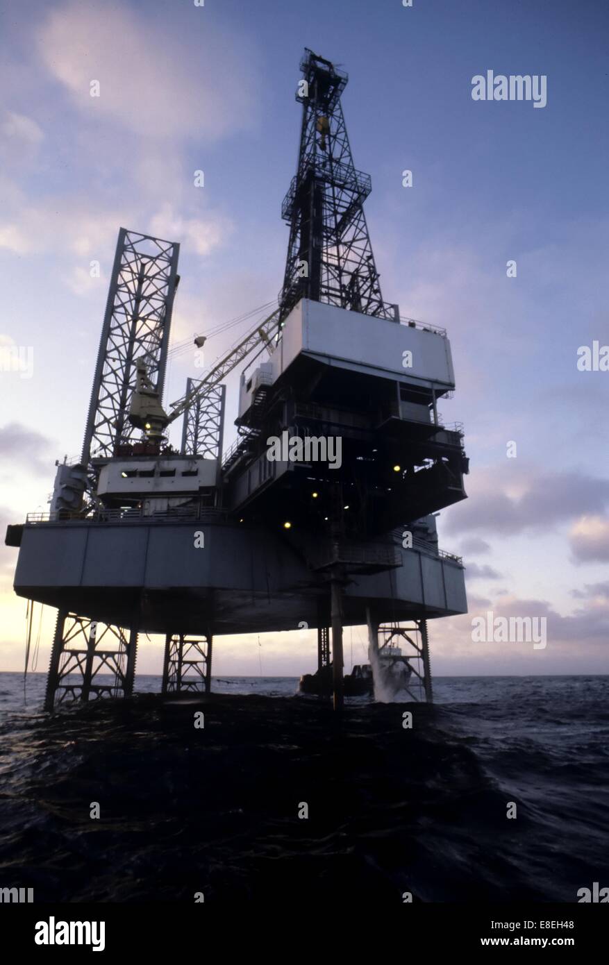 Cantilevered crane hi-res stock photography and images - Alamy