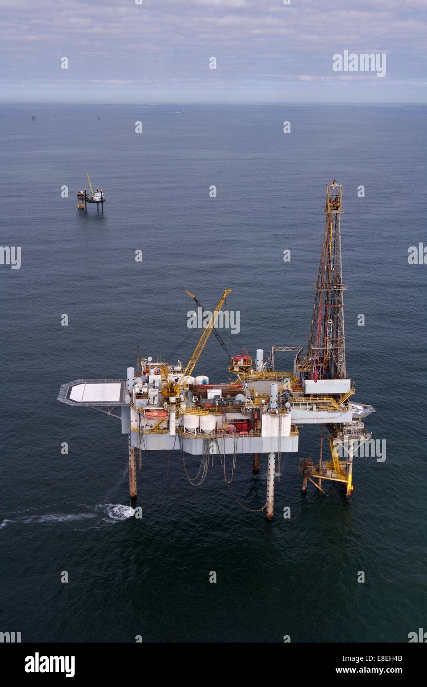 Oil rig jacket hi-res stock photography and images - Alamy