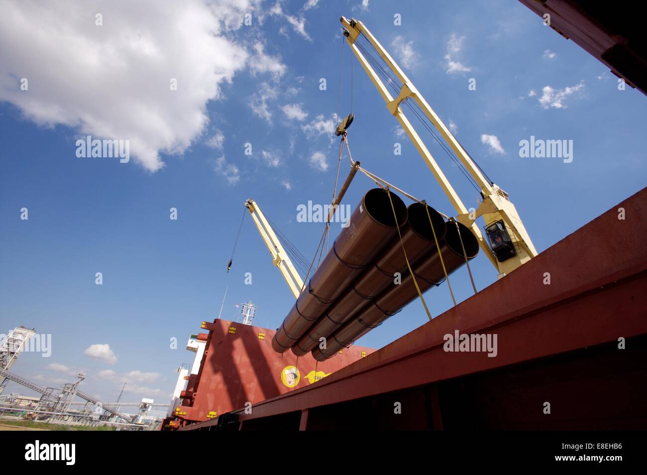 Oil tanker cargo loading pipe hi-res stock photography and images - Alamy