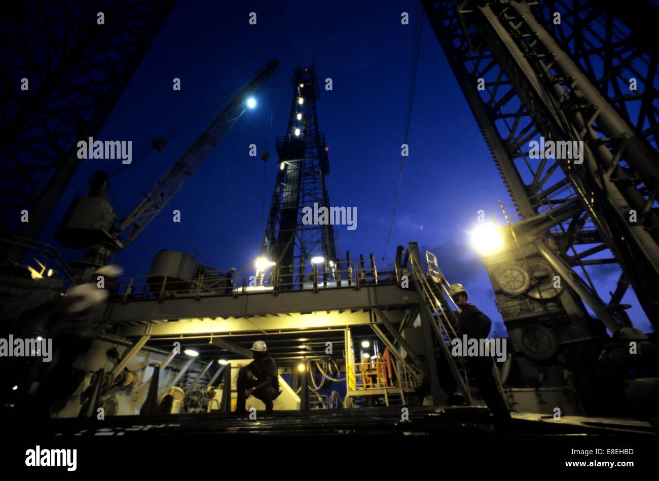 Oil platform offshore lights hi-res stock photography and images - Alamy