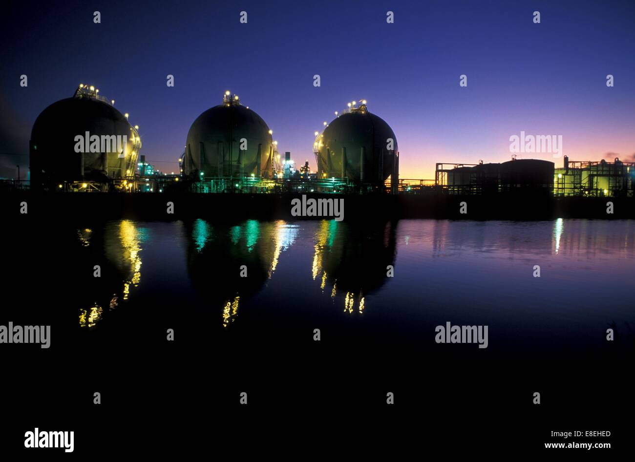 Oil refinery spherical storage tanks hi-res stock photography and ...