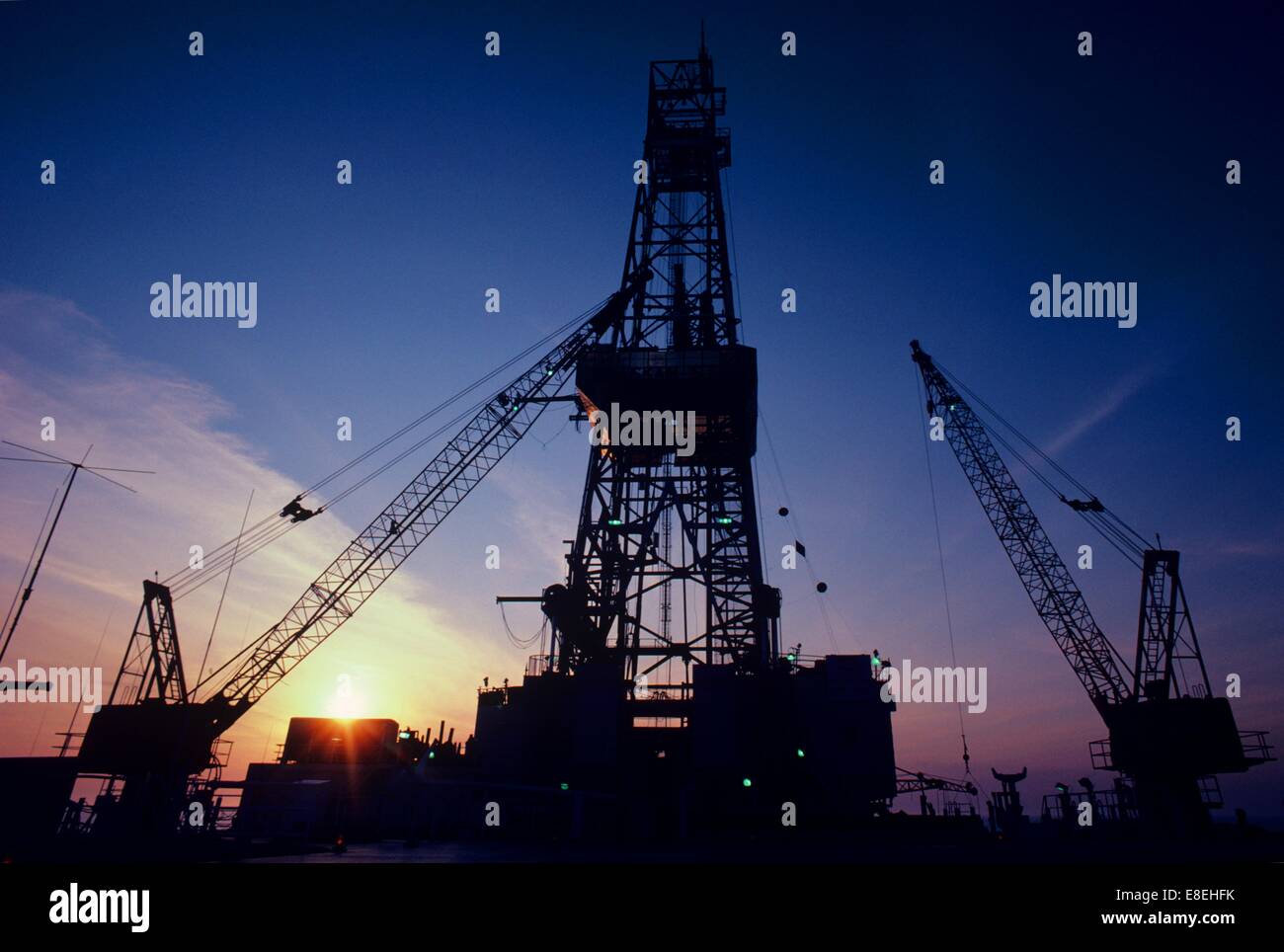 Offshore oil derrick hi-res stock photography and images - Alamy
