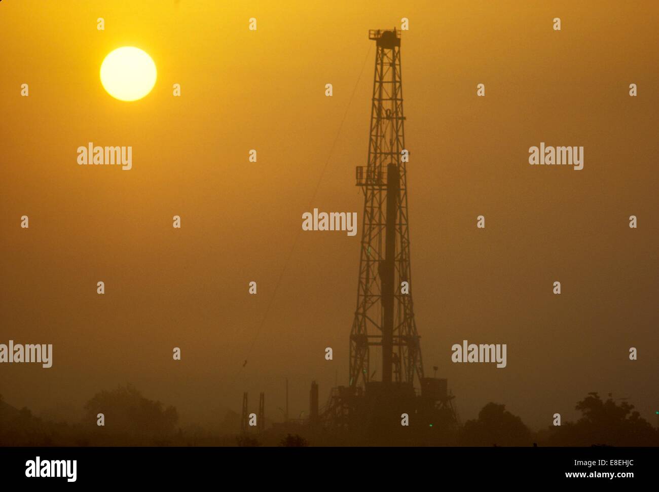 Workover rig hi-res stock photography and images - Alamy
