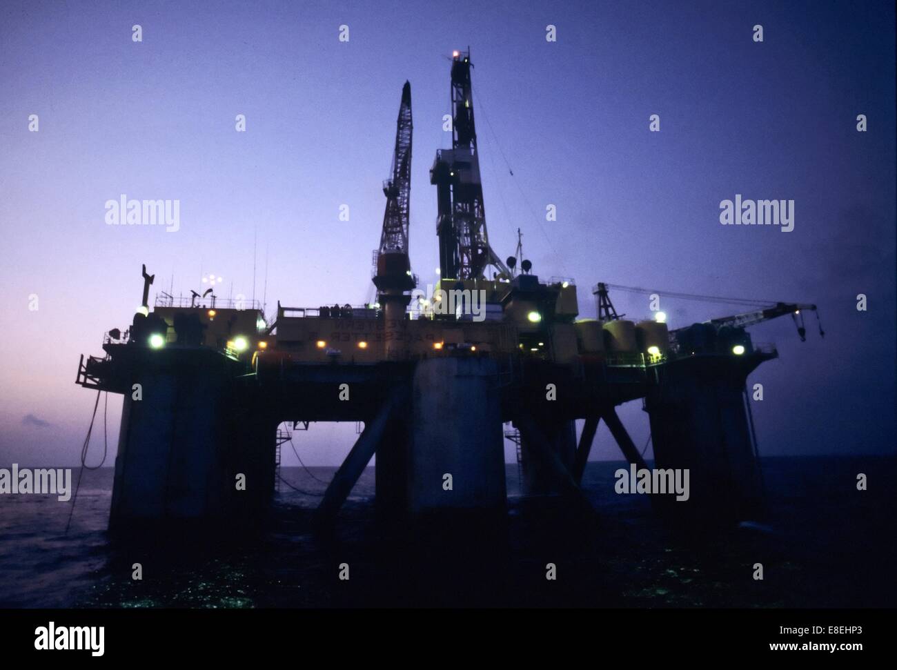 Offshore Oil Drilling Rig Silhouette Stock Photo - Alamy