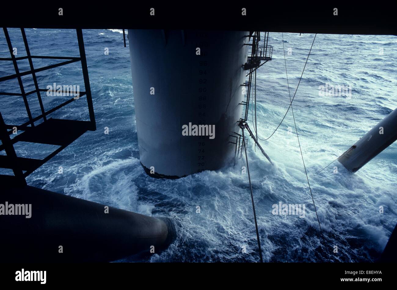 Semisubmersible rig hi-res stock photography and images - Alamy