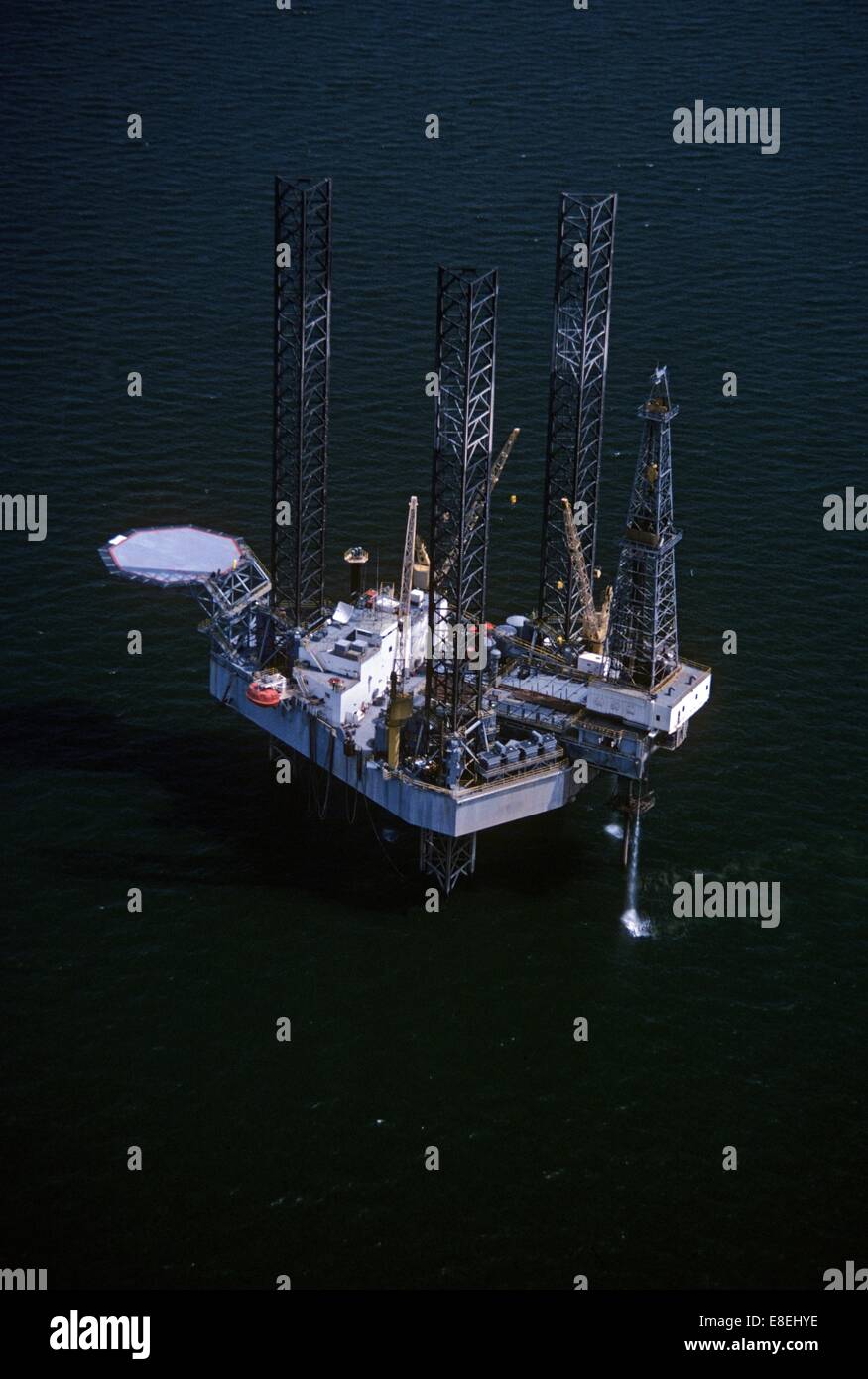 Cantilevered crane hi-res stock photography and images - Alamy