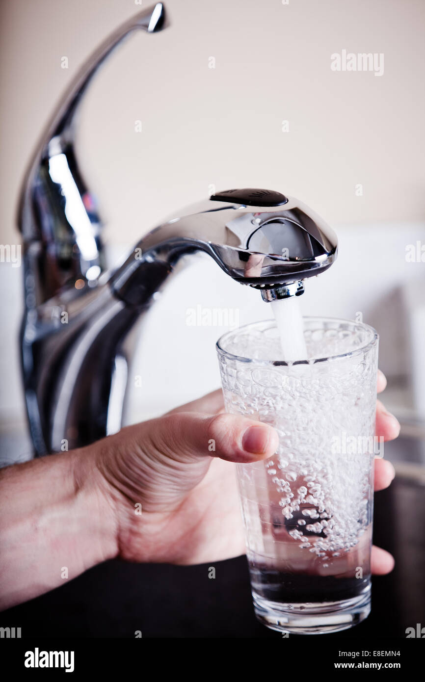 Filling sink hi-res stock photography and images - Alamy
