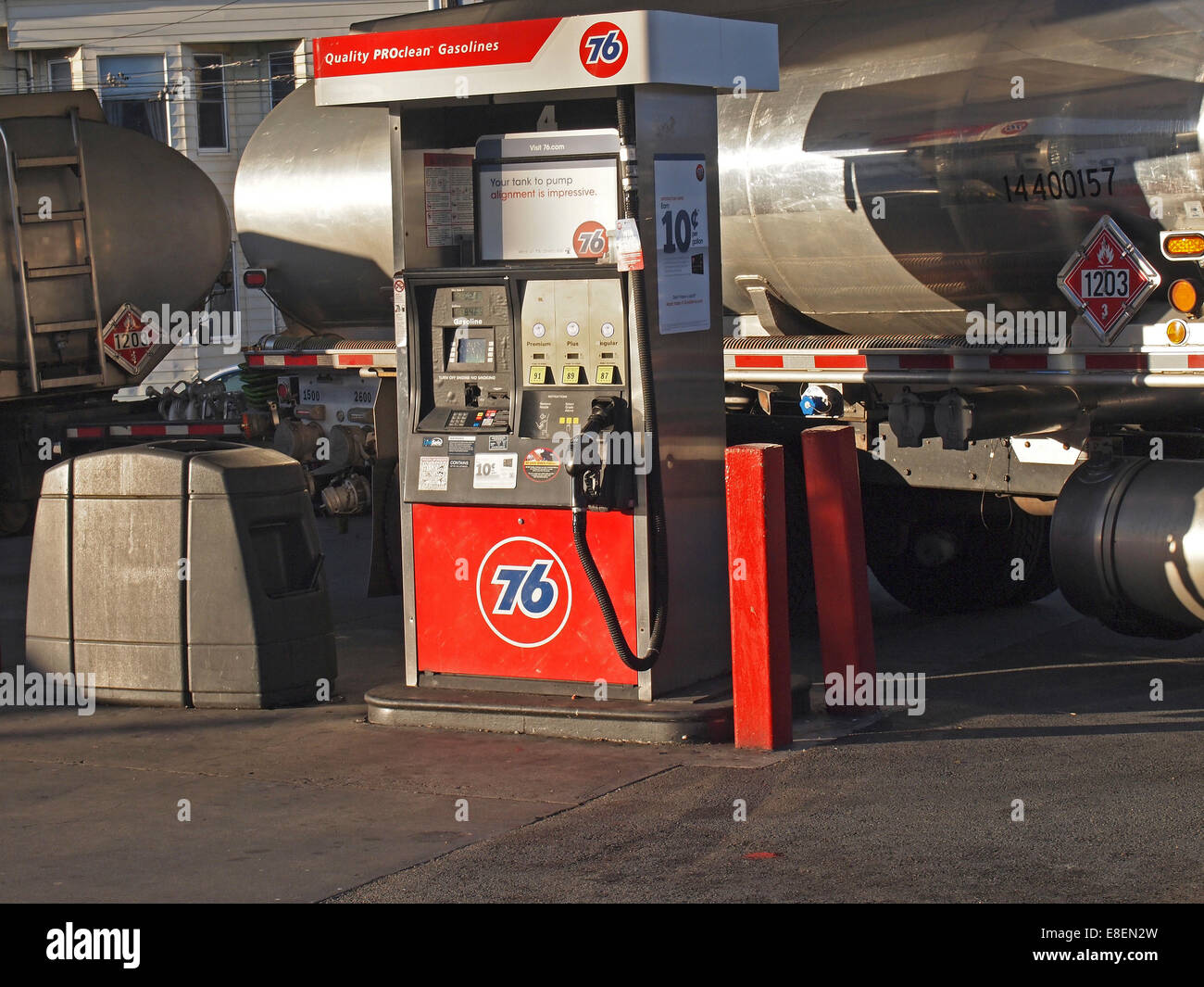 76 gas station hi-res stock photography and images - Alamy