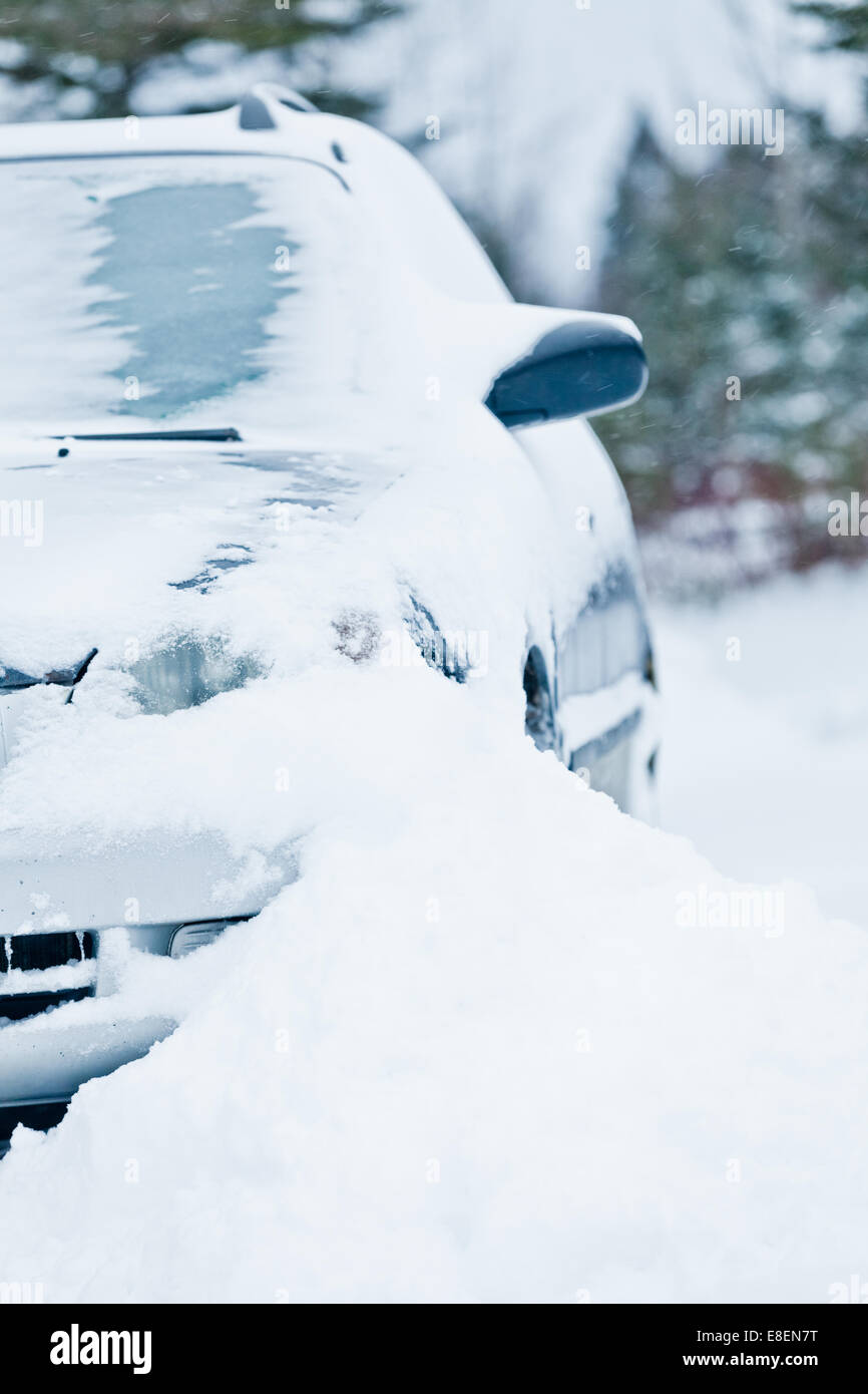 Car in snowstorm hi-res stock photography and images - Alamy