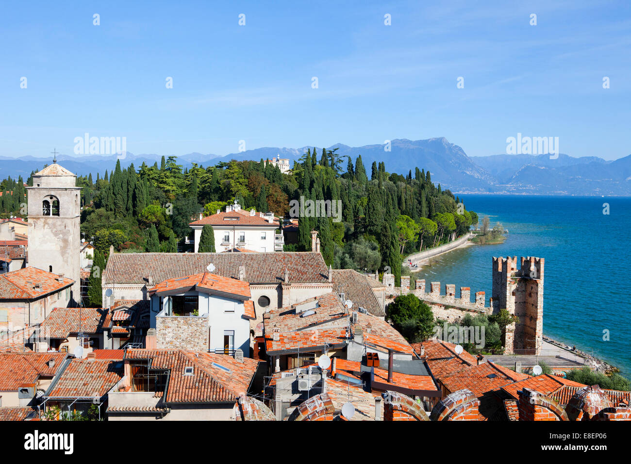 Italian medieval towns and villages hi-res stock photography and images ...