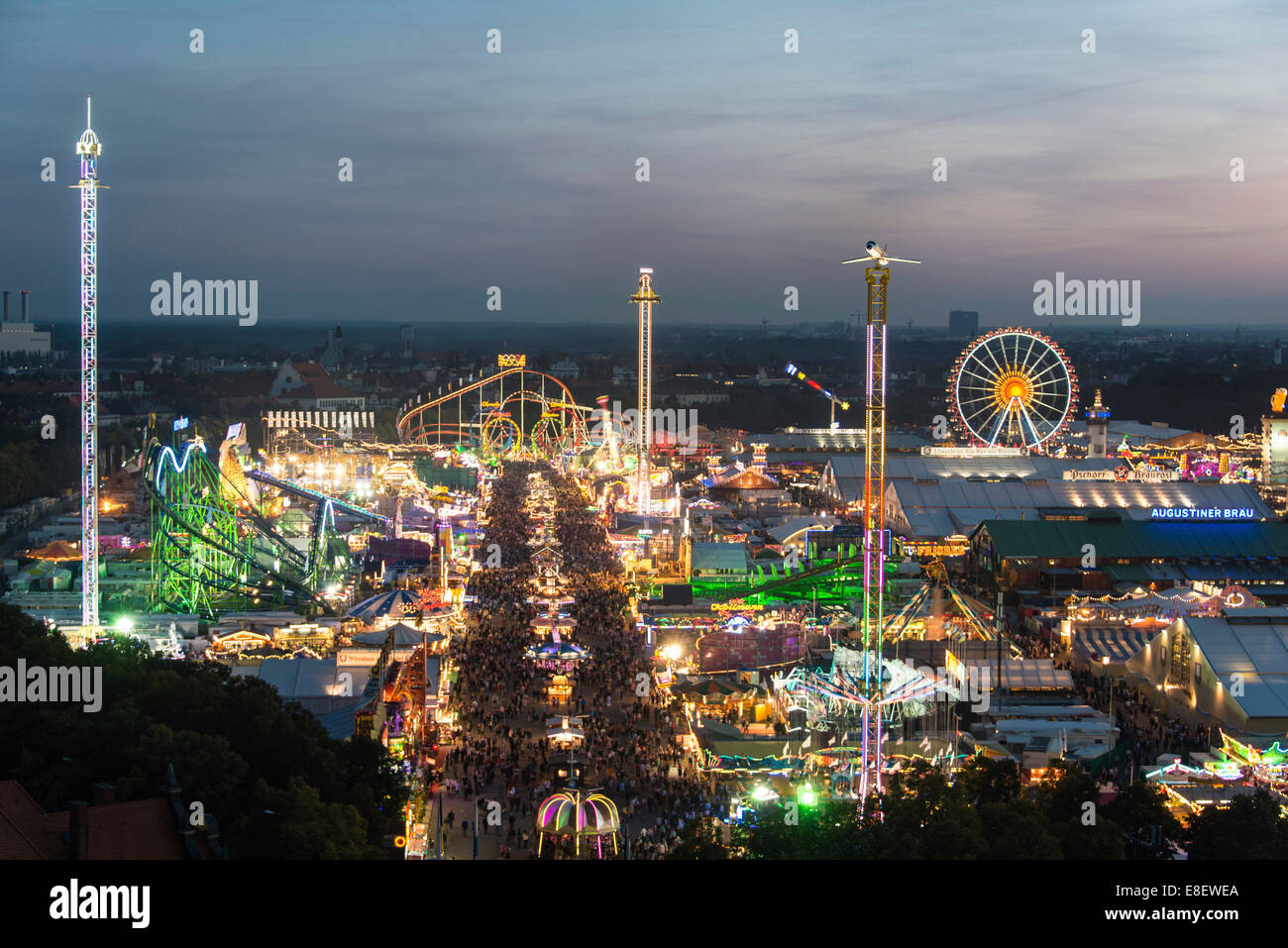 Rides at the Oktoberfest, evening mood, Oktoberfest, Theresienwiese ...