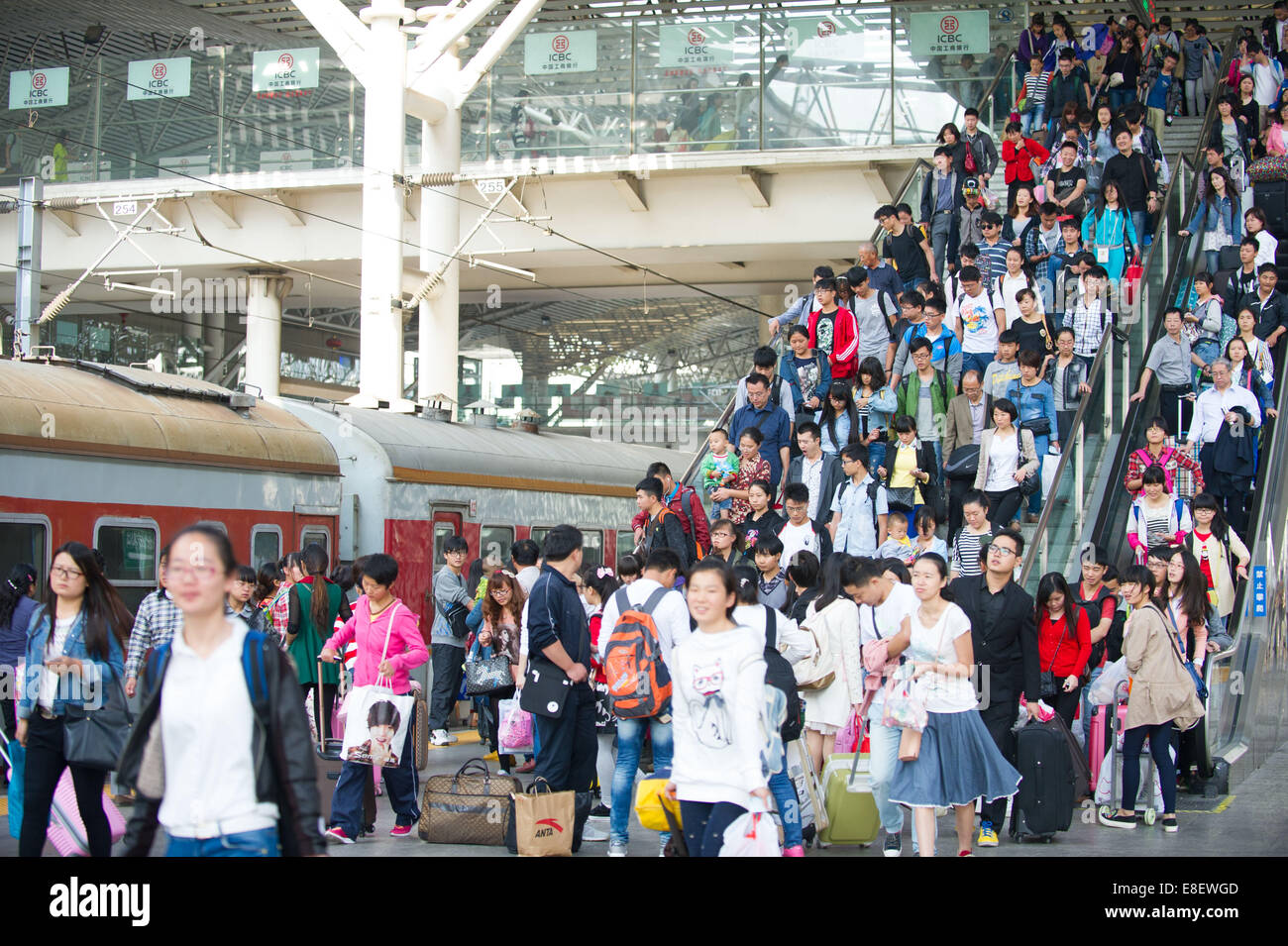 (141007) -- HEFEI, Oct. 7, 2014 (Xinhua) -- Passengers walk to their ...