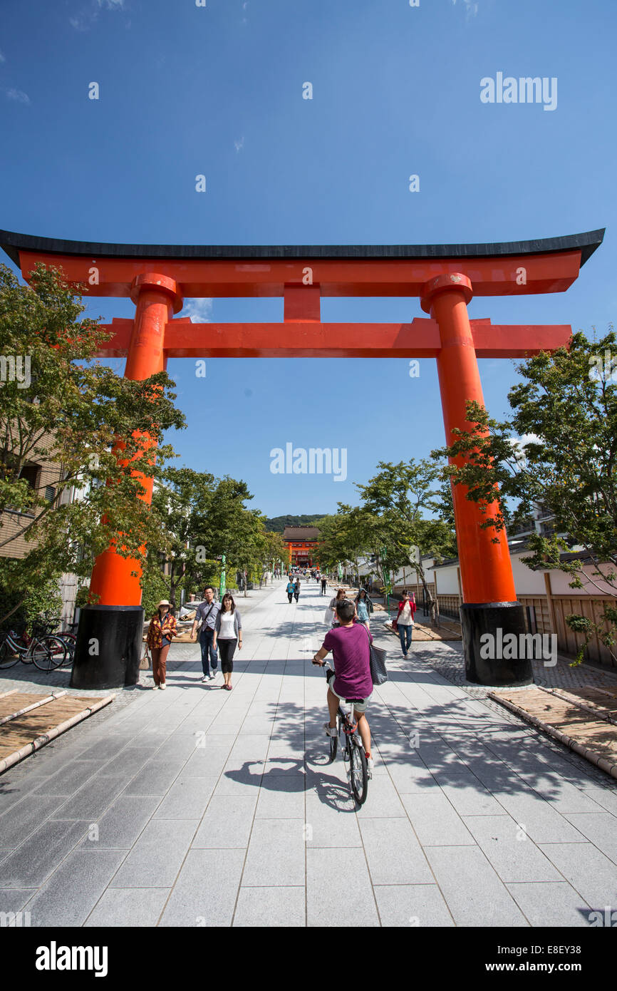 Inari temple hi-res stock photography and images - Alamy