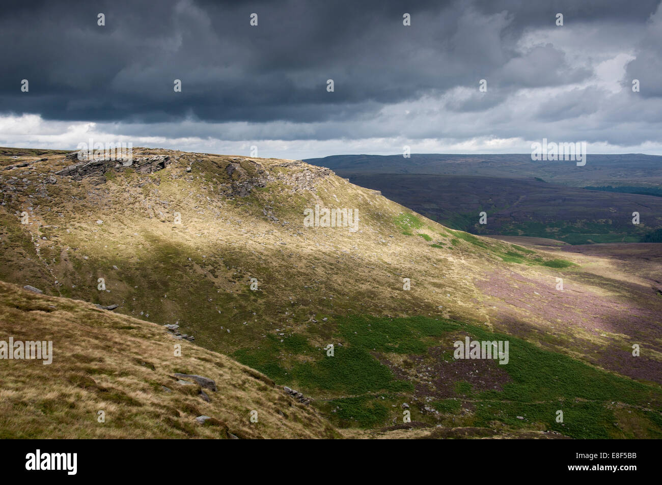 Moody sky over Fairbrook Naze, Kinder Scout, Peak District, Derbyshire ...