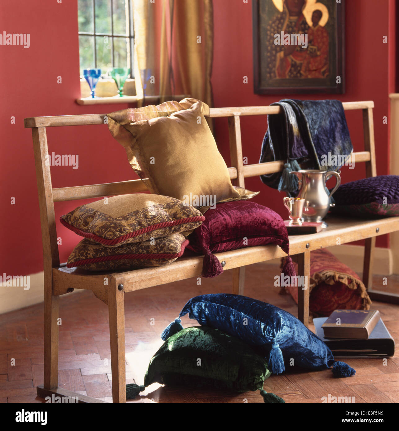 Settle sofa hi-res stock photography and images - Alamy